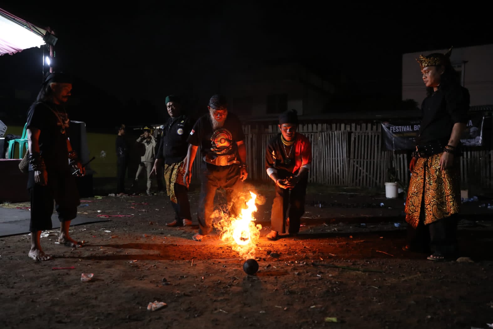 Budaya Permainan Bola Api di Garut Kembali Dihidupkan Ganjar Muda ...