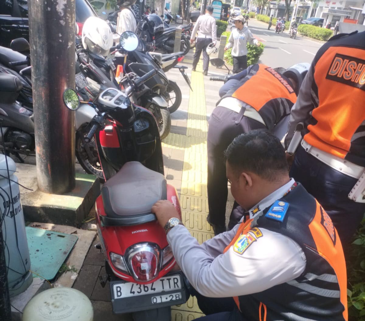 Okupasi Trotoar Jalan Kemang Raya, Puluhan PKL dan Belasan Motor ...