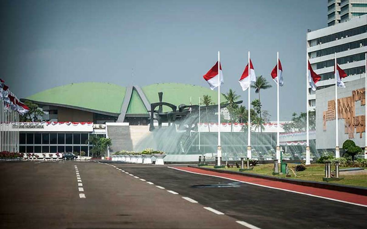 Jelang Purna Jabatan dari Senayan, Anggota DPR RI Dibuatkan Pin Tanda ...