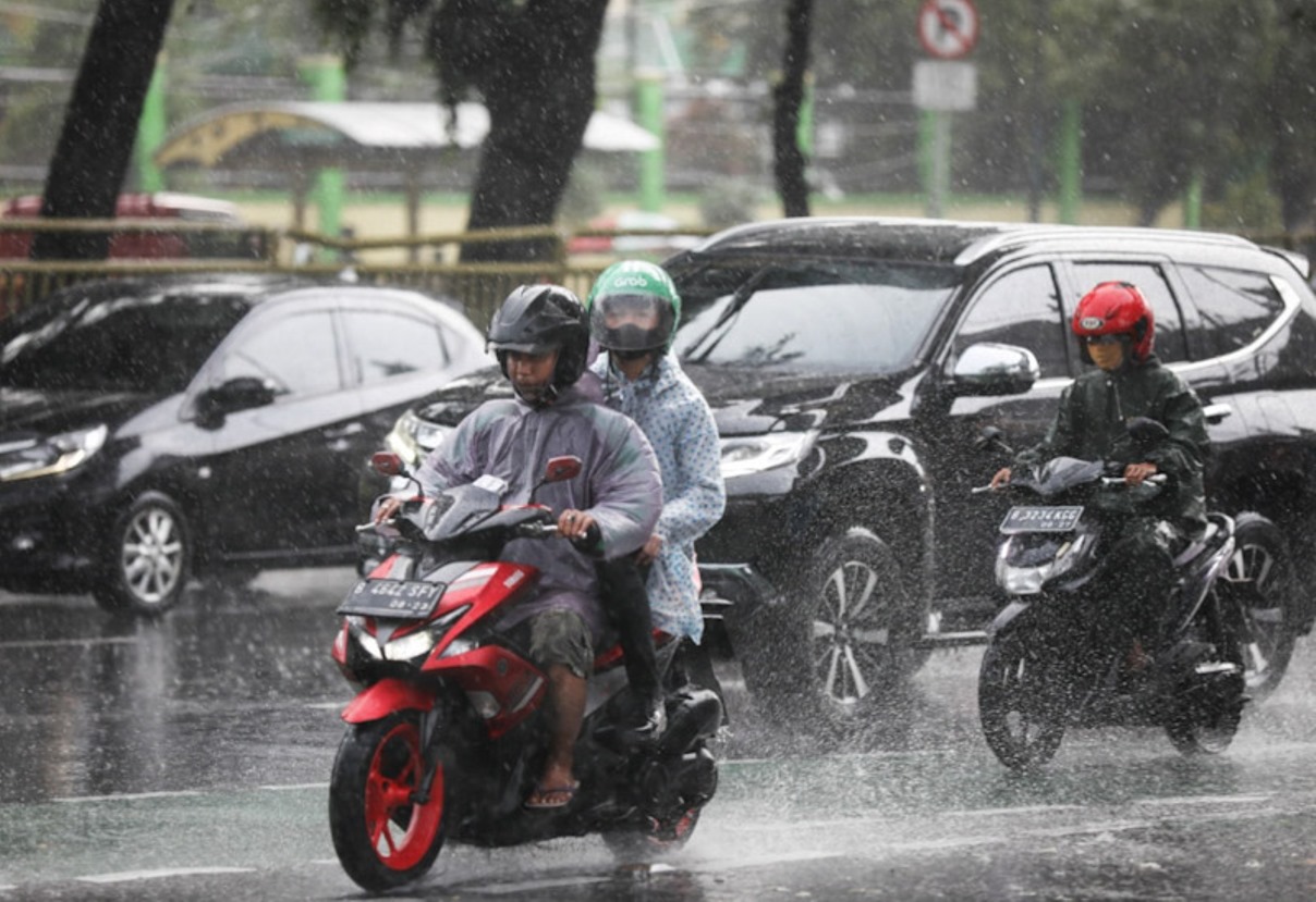 Sejak Siang Hujan Masih Belum juga Berhenti, jalan-jalan Banjir dan ...