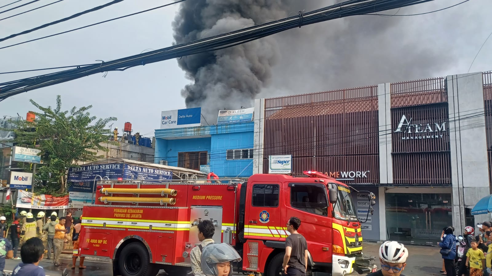 Ruko Loundry dan Bengkel Mobil di Kemang Selatan Raya Kebakaran, Diduga ...