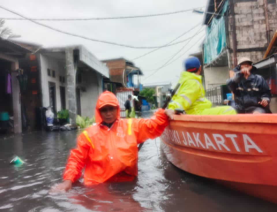 Pemukiman Cakung Barat Terendam Banjir, Ratusan Warga Ngungsi - Ipol.id